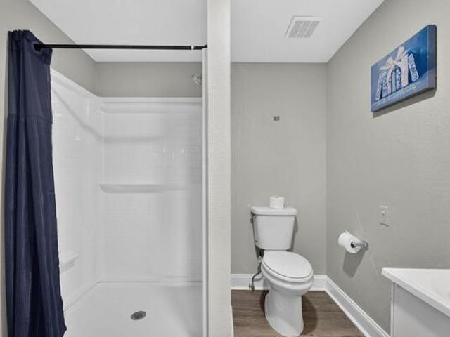 Private apartment with private kitchen, bathroom, high speed Wi Fi, and Smart TV!