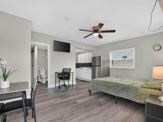 Private apt with private kitchen, bathroom, high