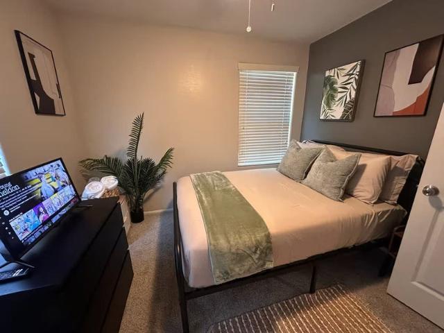 Private Bath & Bed in Spacious Phoenix Home