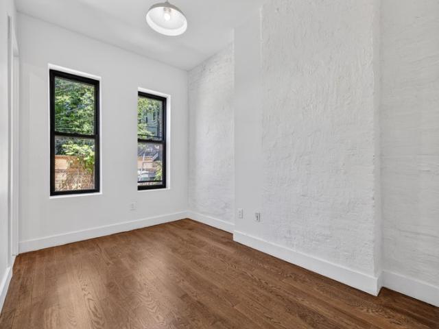 Private bath king rooms in a Duplex with backyard!
