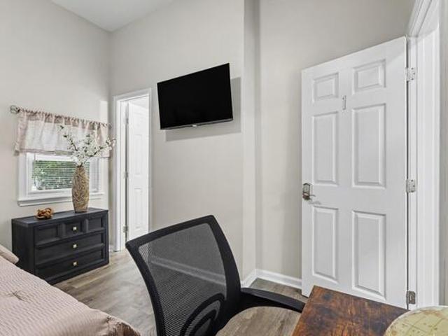 Private Bath High speed WiFi Washer & Dryer Smart TV!