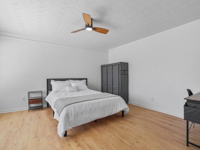 Private Bathroom Available* SUPER HOST * Elle