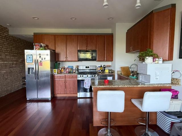 Private bathroom + bedroom looking for roommate