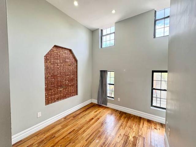 PRIVATE BATHROOM ROOM available ASAP