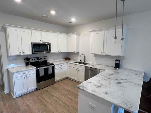 Private BdBa in 3bdba Furnished Townhouse