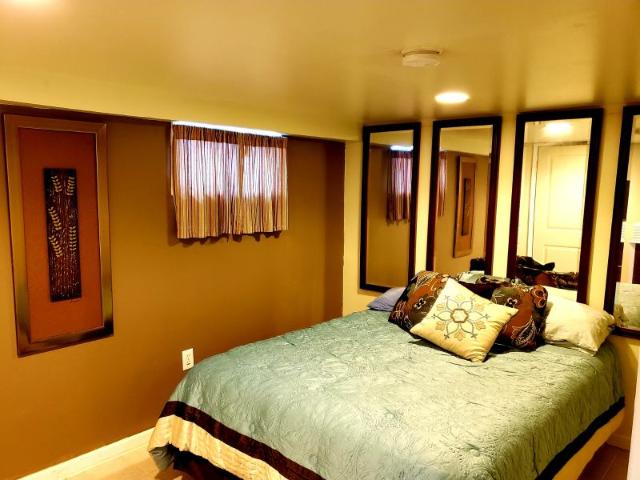 Private bed and bath near the airport