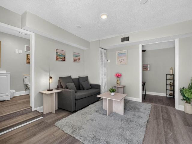 Private bed bath apt with private kitchen, bathr