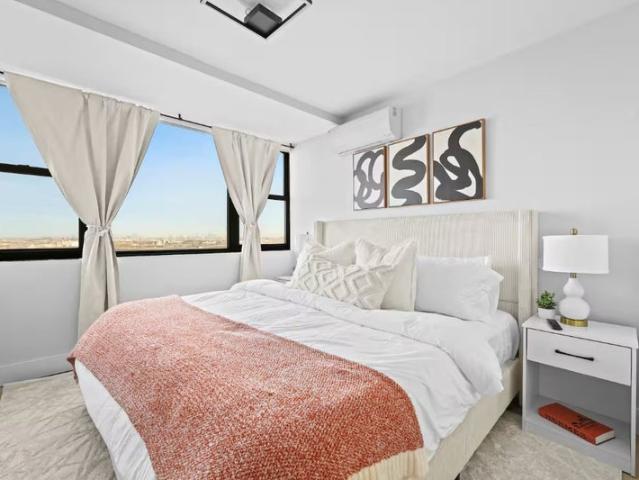 Private Bed & Bath in Quiet, Spacious Home