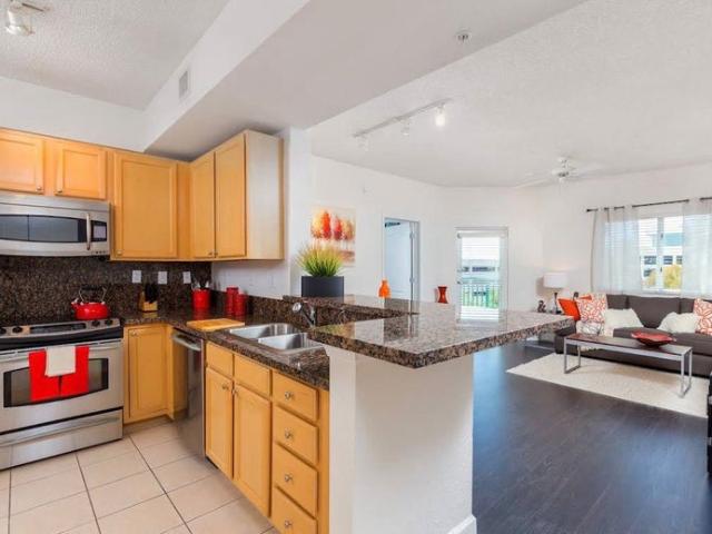 Private Bed & Bath | Walk to UM and train station
