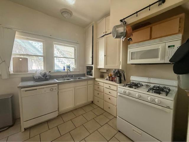 Private Bed & Bathroom availabe in East Hollywood