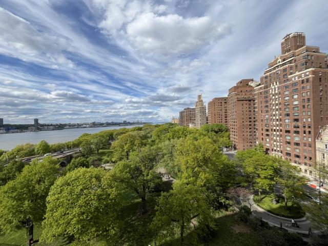 Private Bed/Bath Suite, A+ UWS Location on Park
