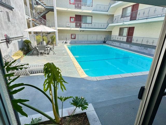 Private Bedroom $1100/month Gym/Pool