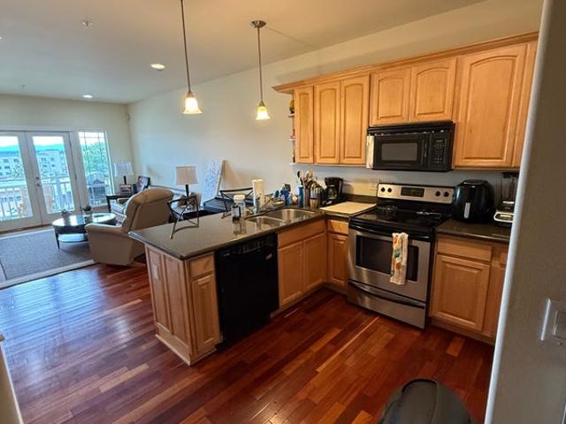 Private Bedroom and Bath In UWT Townhome
