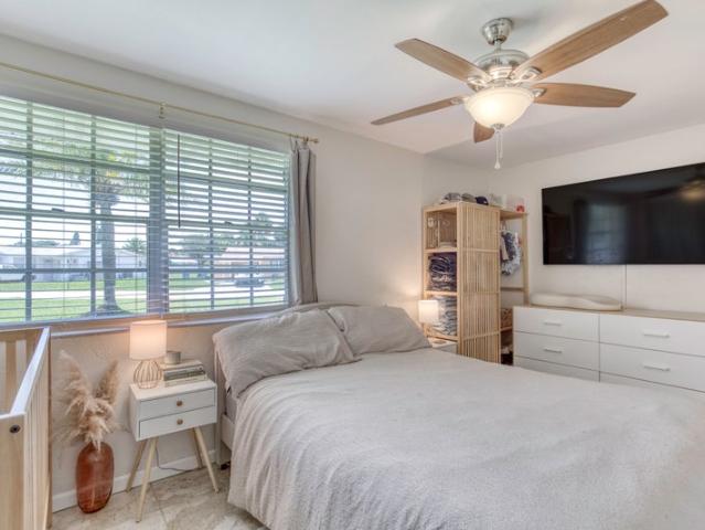 Private Bedroom and Bathroom Walk to the Beach!