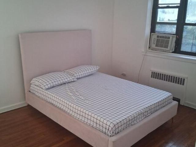 Private Bedroom Available in Shared Apartment – Living Room Occupied