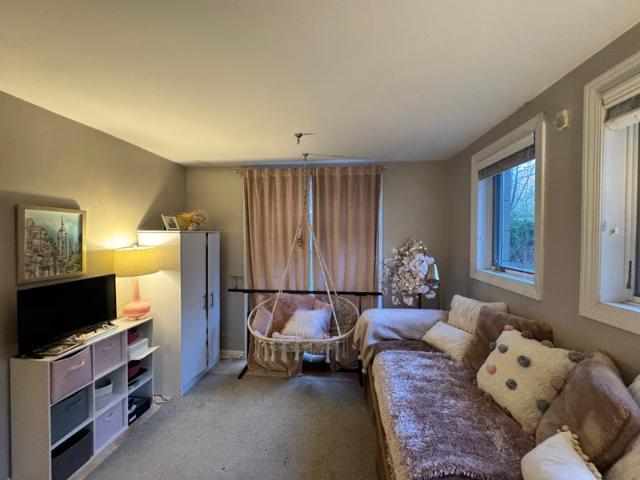 Private Bedroom & Bathroom in Townhouse Tree lined