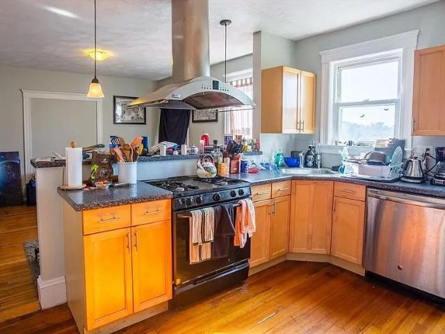 Private bedroom in 3 bed one bath with office