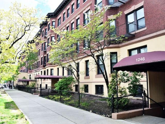 Private bedroom in 2B 1B at a great location