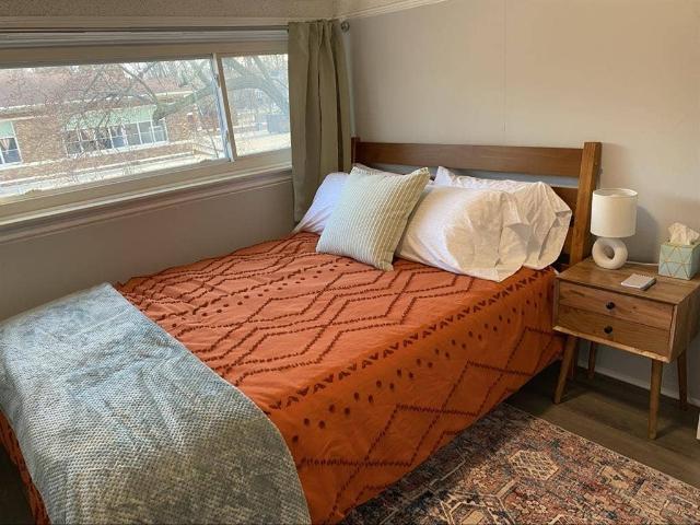Private bedroom in 4bdrm housee