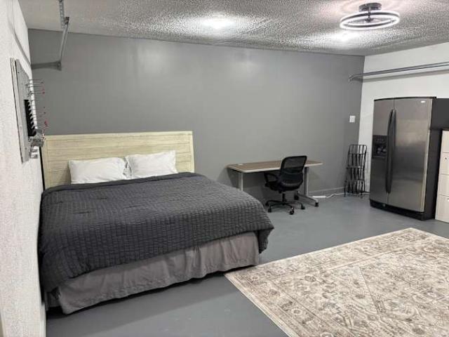 Private Bedroom in Cozy Friendswood Home