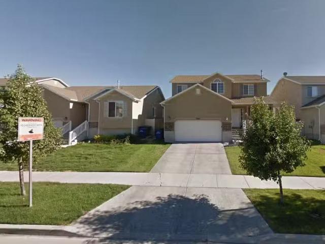 Private bedroom in a 4 bedroom and a 2.5 Bathroom House In Wes.