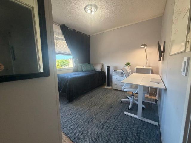 Private Bedroom in a Shared Townhouse near beaches