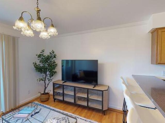 Private Bedroom in Beautiful Richmond Apartment with Shared Backyard
