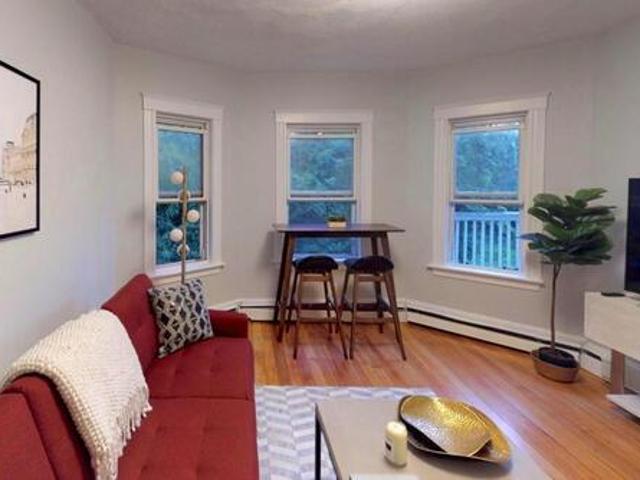 Private Bedroom in Delightful Dorchester apartment by the Red Line