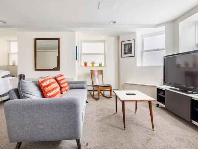 Private Bedroom in SE Oak Park Modern Greystone