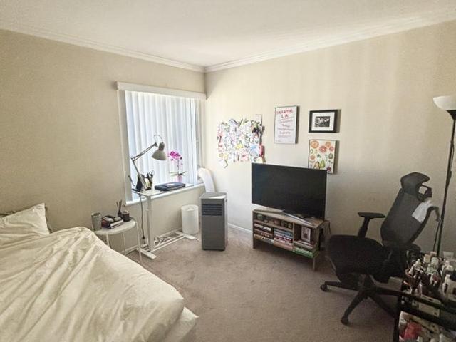 Private bedroom in shared 3BR/2BA apartment near D
