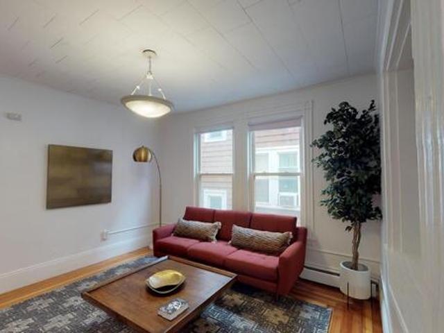 Private Bedroom in Spacious Dorchester Apartment with Back Porch