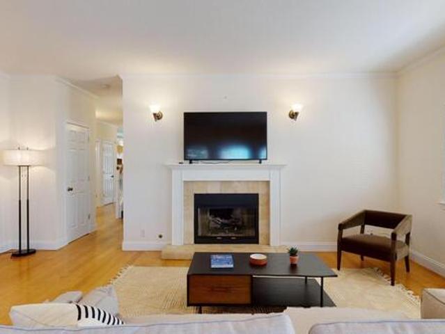 Private Bedroom in Wonderful Redwood City Home by Caltrain Station