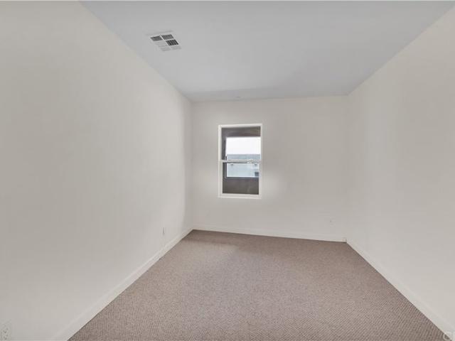 Private bedroom w/ private bathroom, laundry, AC