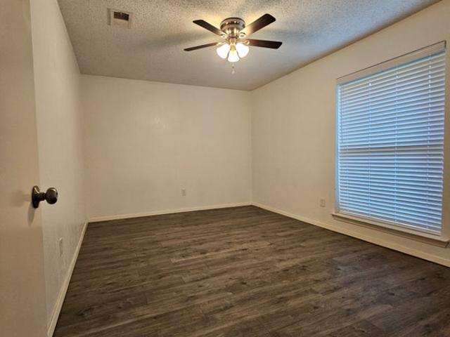 Private bedroom w/ Shared