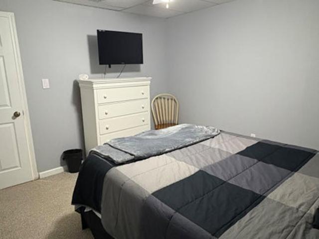 Private Cozy Basement Suite with 2 rooms, sleeps 4