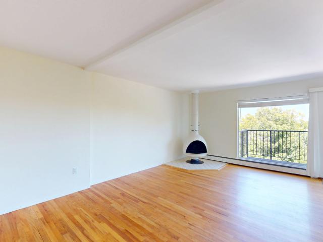 Private deck with VIEWS! Newly Remodeled