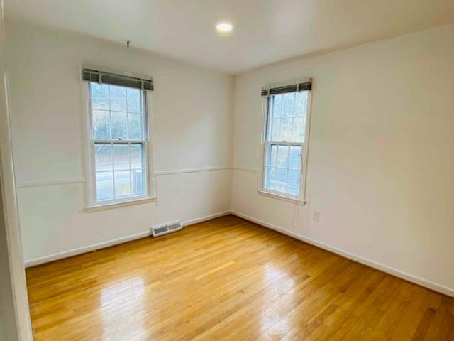 Private Ensuite Suite in Quiet Professional Home |
