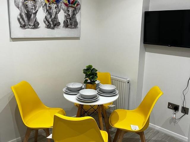 Private Ensuite Room | All Bills Included | Central Location Room 5