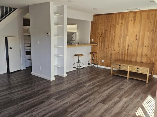 Private ensuite room in townhouse Great location!