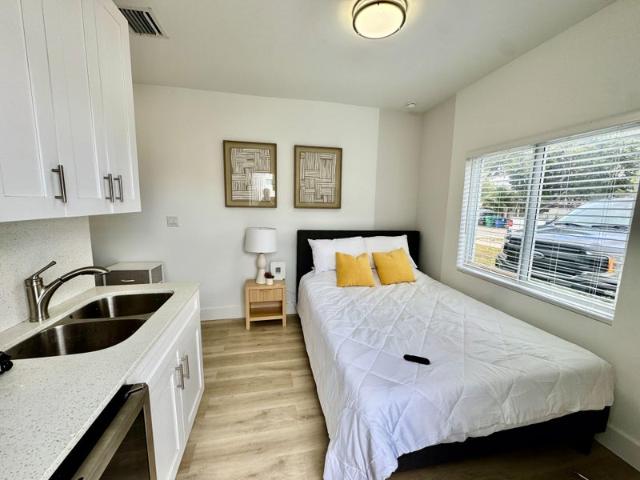 Private Entry Studio w Patio, Kitchenette & Full B