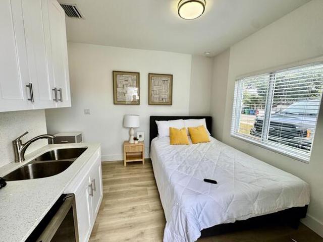 Private Entry Studio w/ Patio, Kitchenette & Full Bath – Miami