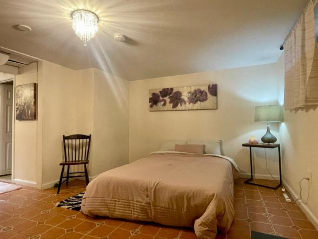 Private Entrance Basement Apartment Near Metro