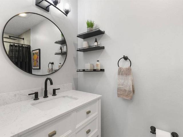 Private Entrance & Bathroom King