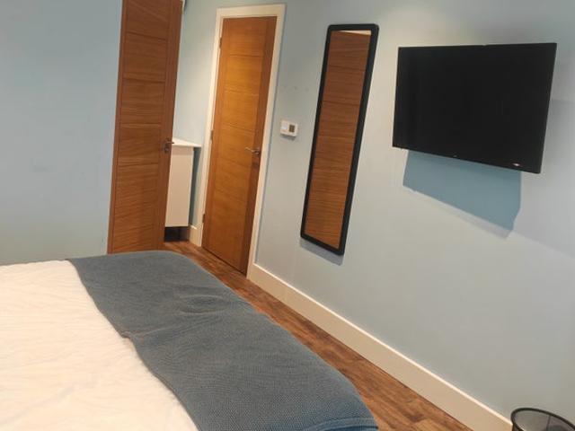 Private entrance small Studio all bills included