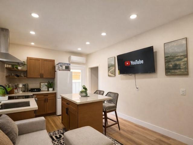 Private Furnished 1BR Guest Suite w Private Yard
