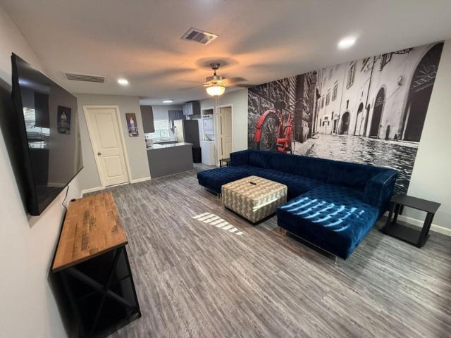 Private furnished apt for couples with WiFi, full