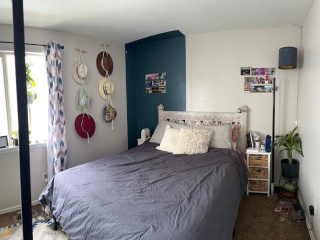 Private furnished room and bathroom near airport