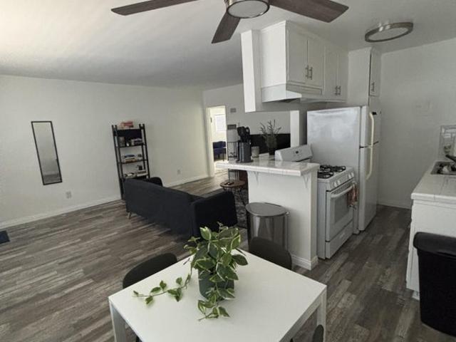 Private Furnished Room in Downtown Glendale