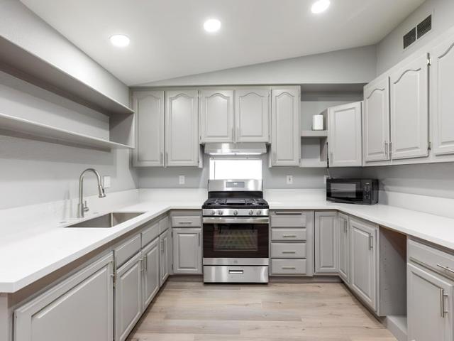 Private high quality and renovated studios near th