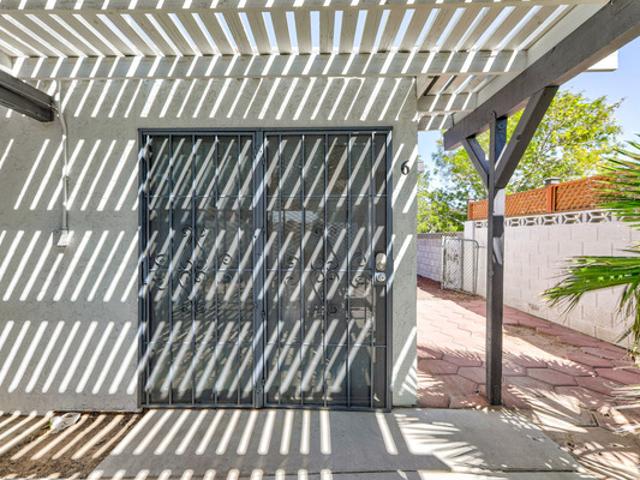 Private high quality and renovated studios near the airport!